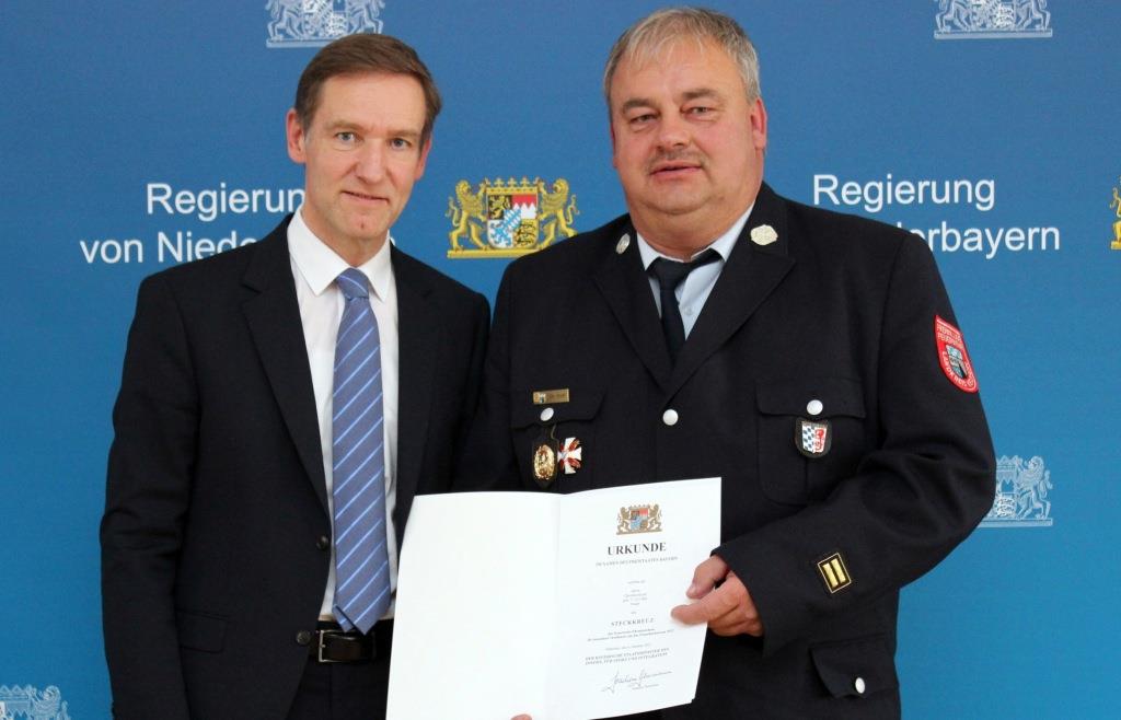 Kreisbrandmeister Christian Knott aus Teugn mit FFW-Steckkreuz ...