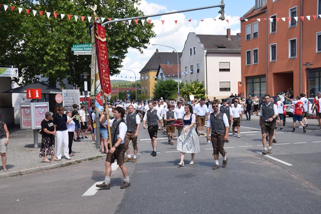 70. Jubiläum: Vereine bilden fulminanten Volksfesteinzug in Roding
