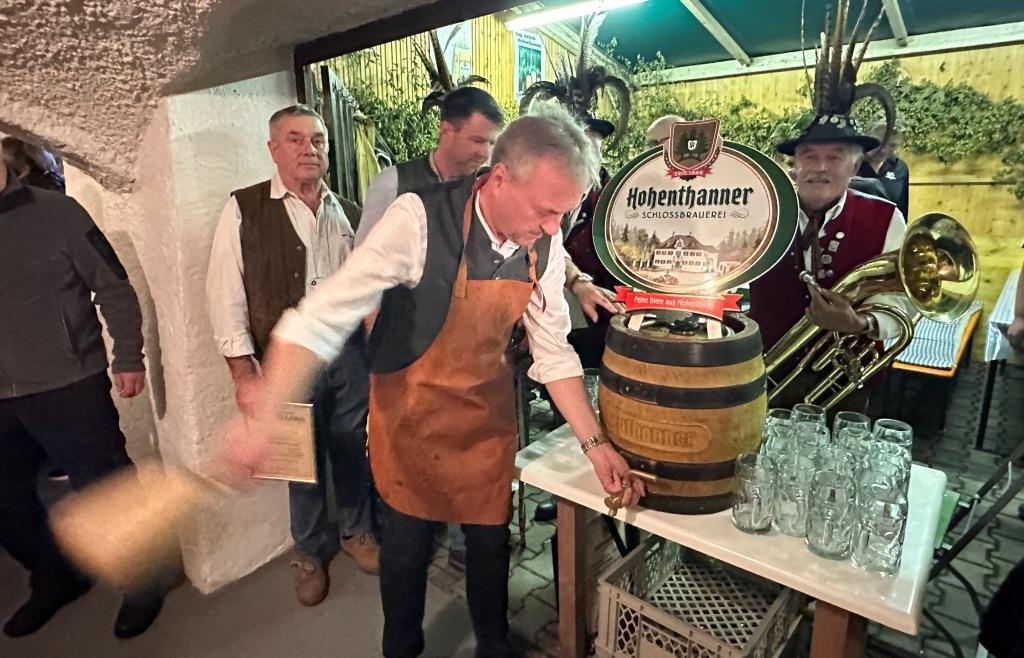 Nach einem Schlag fließt das Bier: Der Hellring ist eröffnet