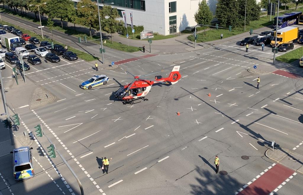 Spektakulärer Einsatz: Rettungs-Hubschrauber landet mitten auf der DEZ ...