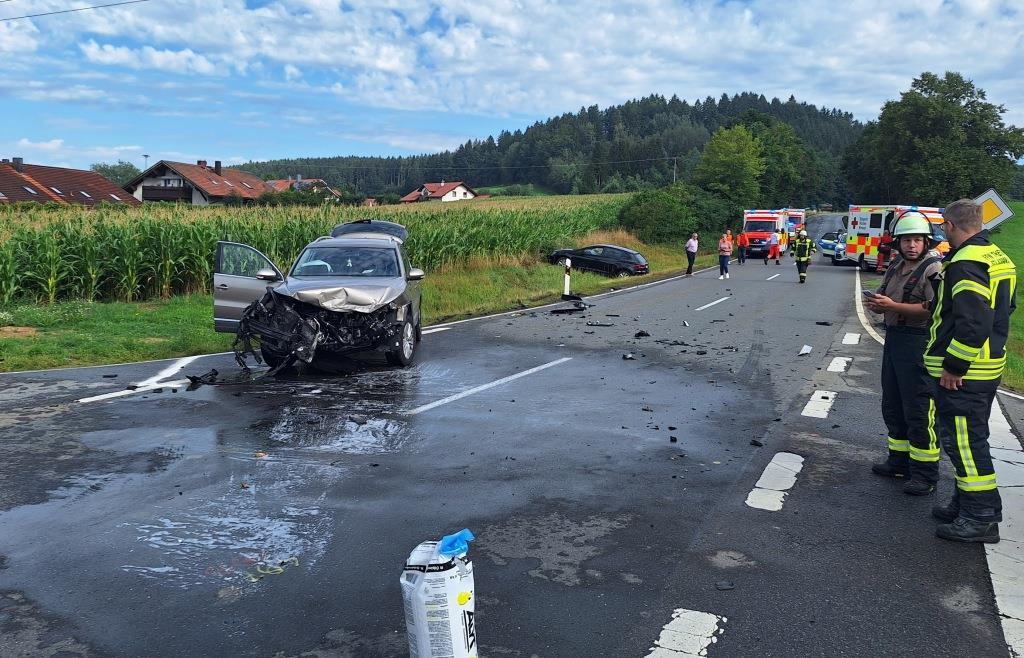 Drei Verletzte bei schwerem Zusammenstoß an der Thenrieder Kreuzung