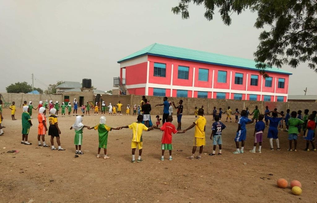 Christian Delong-Ausstellung sammelt Spenden für eine neue Schule in Ghana