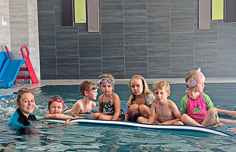 Kindern die Angst vorm Wasser nehmen: Schwimmlehrerin Michelle ...