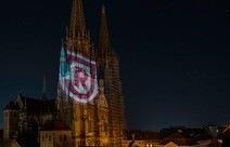 Jahn-Logo erstrahlt am Dom: Wer das gewesen sein könnte, bleibt aber ...
