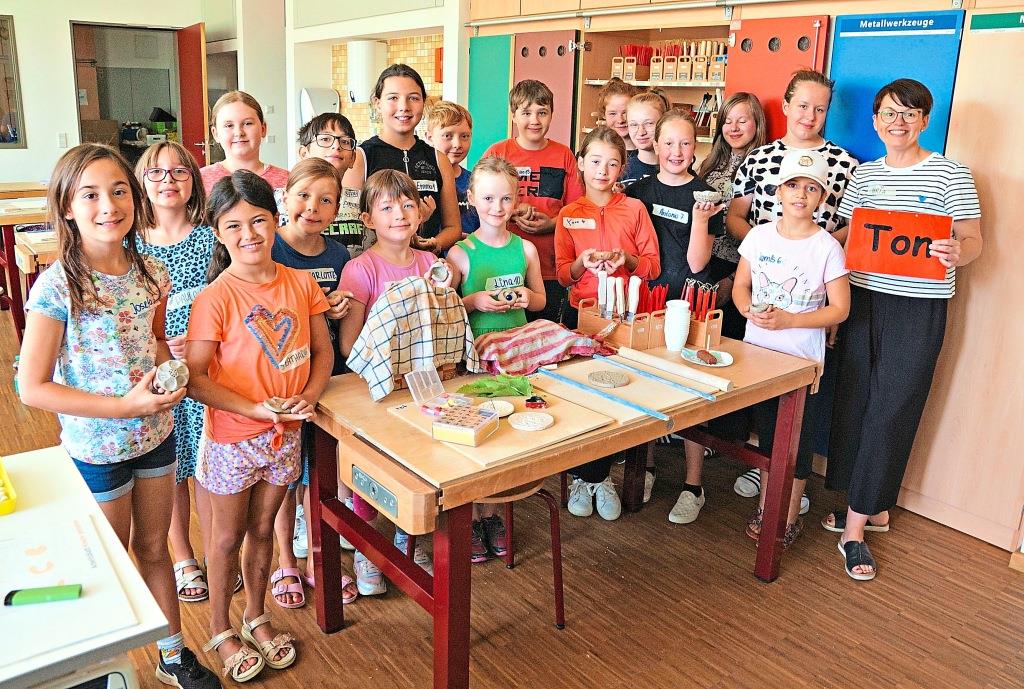 Angebot für Miltacher Kinder: Kreativ Ton selbst gestalten