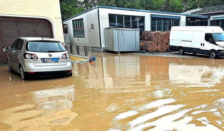 Unwetter setzt Keller im Landkreis Cham unter Wasser und flutet Straßen und Grundstücke