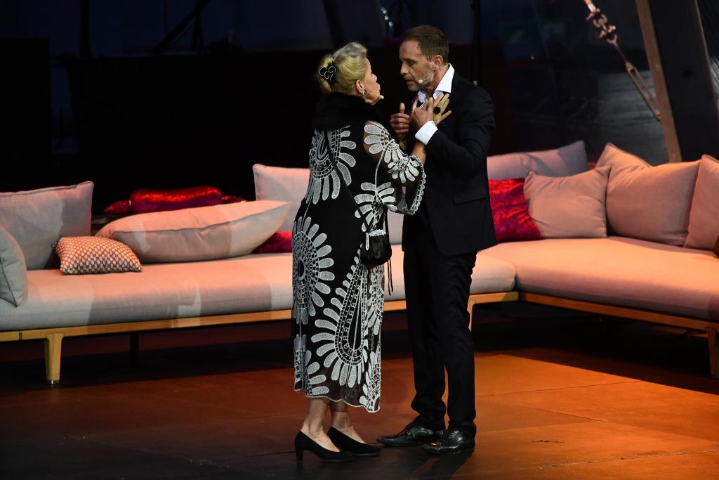 Nude exercise in her pictures, she showed some curvy curves