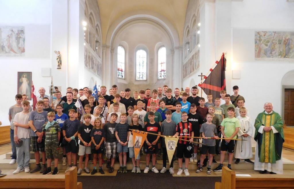 Besuch aus Elz: 420 Kilometer, sechs Zelte und 70 Jungs