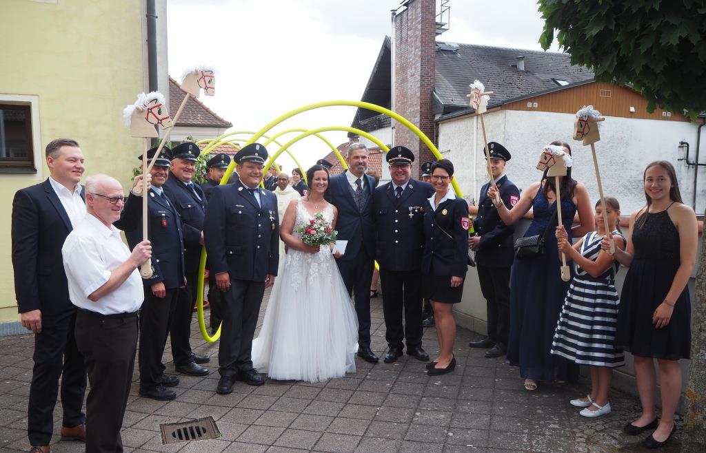 Julia und Philipp Urban heirateten in Bach: Feuerwehr und Reiter ...
