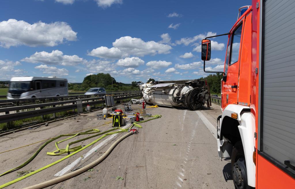 Lkw-Fahrer (56) stirbt bei schwerem Unfall auf der A93 nahe Luhe-Wildenau