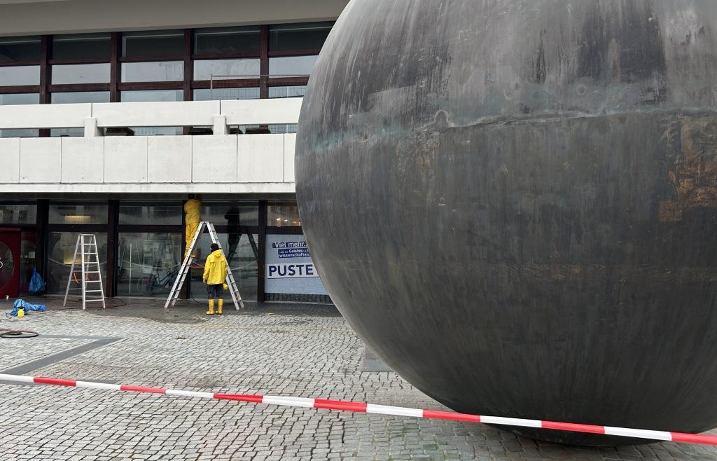 Trotz Farb-Attacke: Aktivisten der Letzten Generation halten Vorträge ...