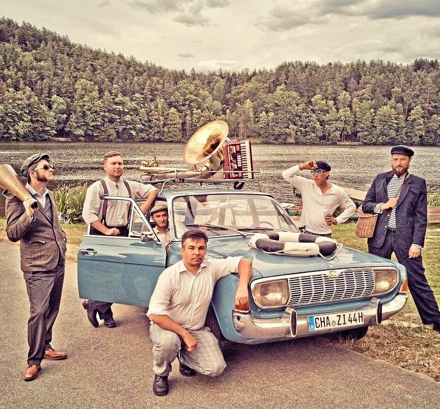 Band Hanba! tritt im Bahnhof auf