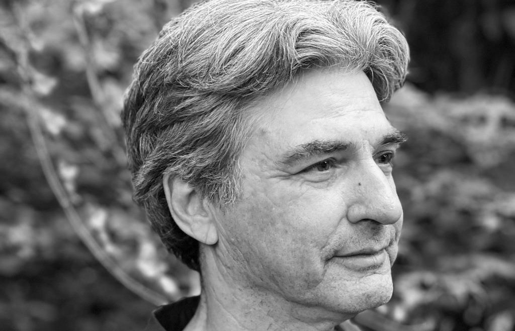 Peter Baron führt durch eine Ausstellung in 20 lyrischen Räumen