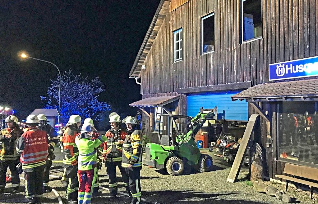 Brand in Halle löst nächtlichen Großeinsatz für Feuerwehren in ...
