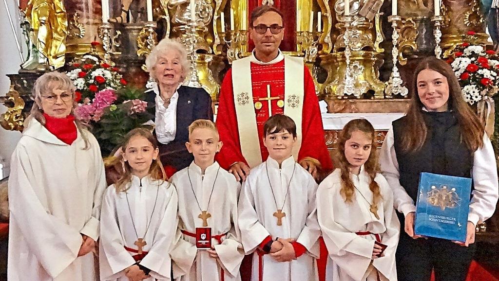 Vier neue Ministranten und eine Lektorin