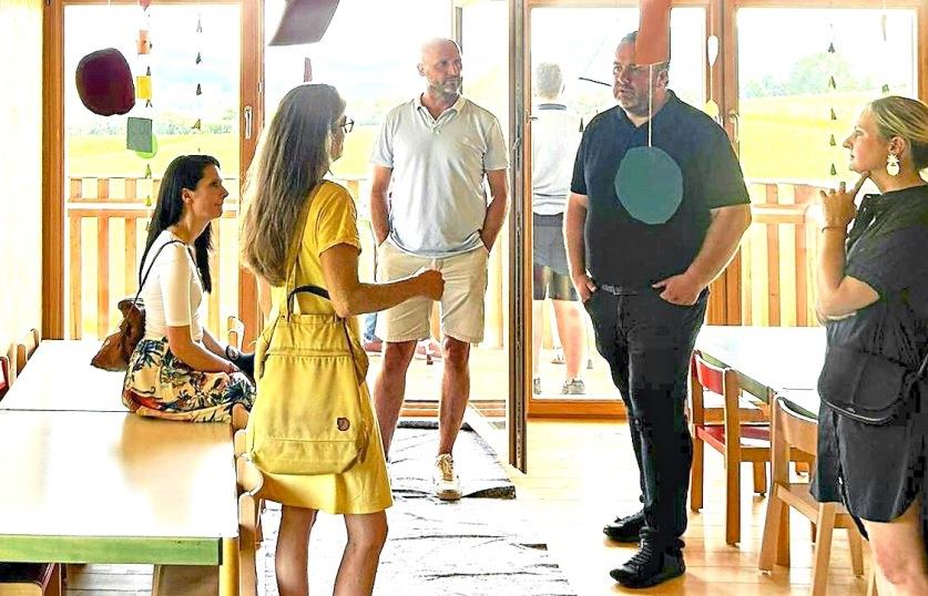 Architekt Florian Brunner hat das Holzhaus des Waldkindergartens in ...