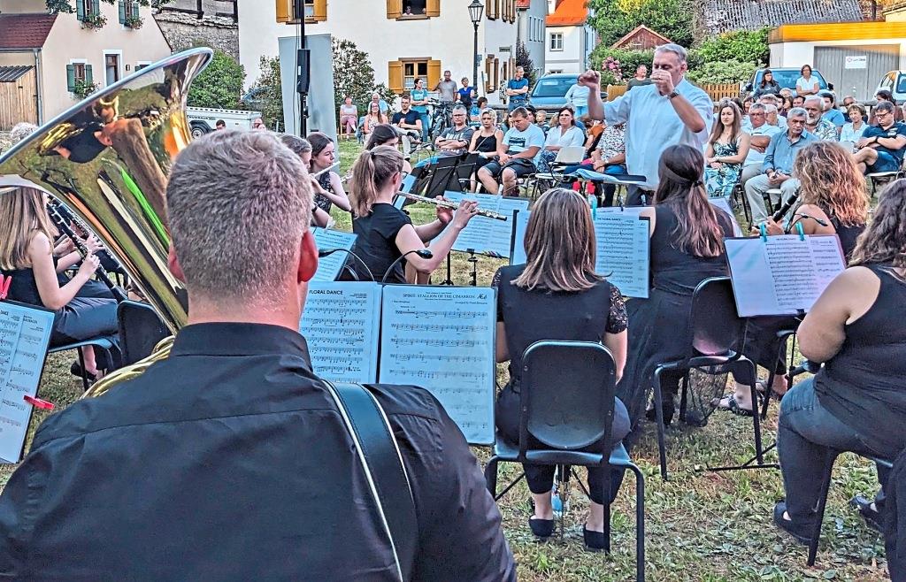 Ein sommerlicher Musikabend mit dem Symphonischen Blasorchester Berching