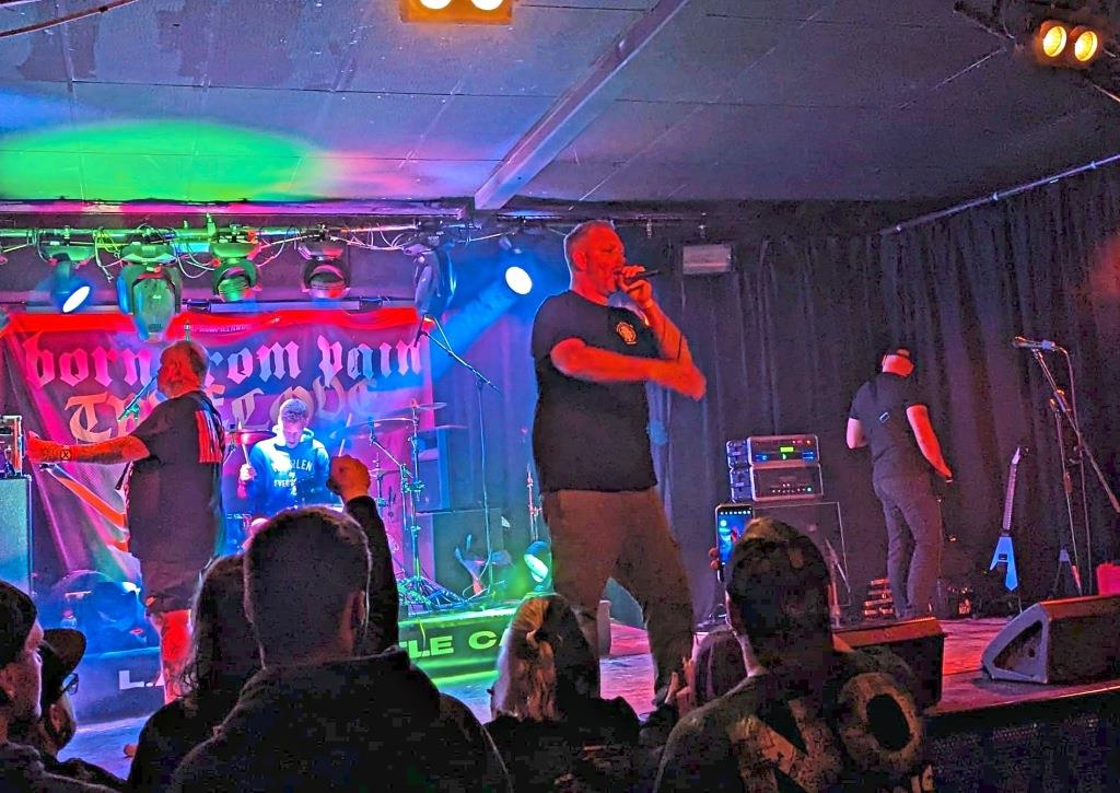 Brachiale Klänge, explosive Show und rohe Energie