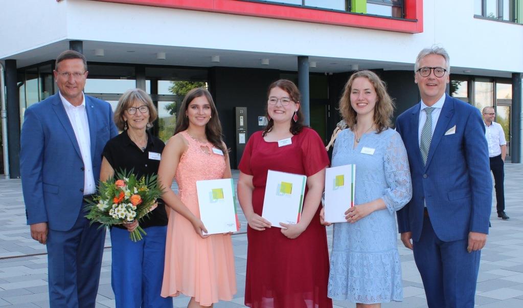 9. Jahrgang der „Berufsschule Plus“ feierte: Premium-Abschluss für elf Absolventen