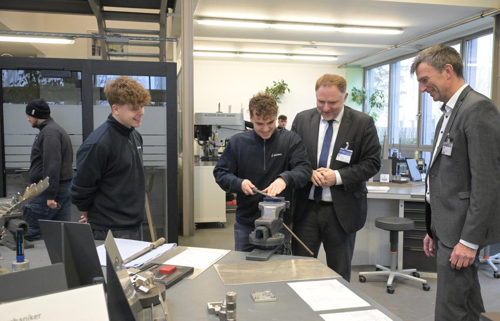 Einer der besten Ausbilder des Landes: Wie Krones neue Azubis nach ...