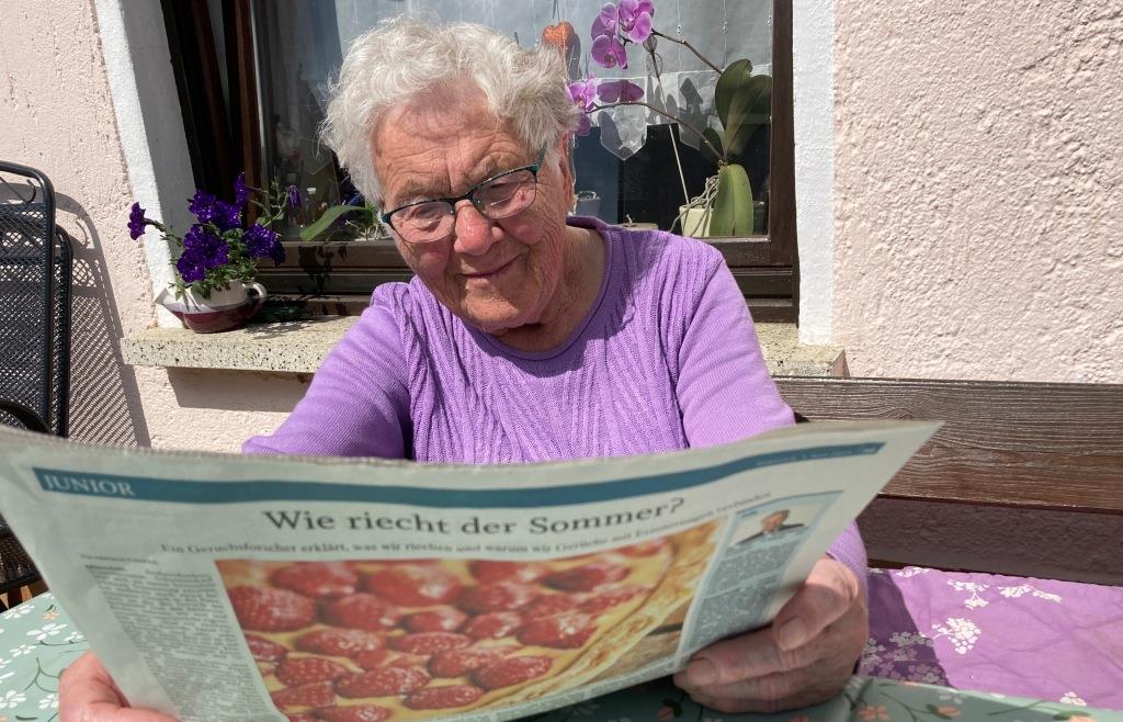 Auch mit 90 trägt Anna Schießl in Schwandorf-Neukirchen noch die ...
