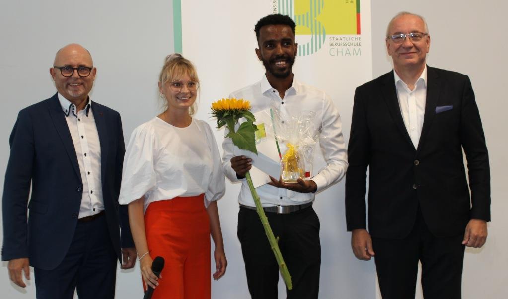 Die Werner-von-Siemens-Berufsschule in Cham ehrt ihre 50 besten Absolventen