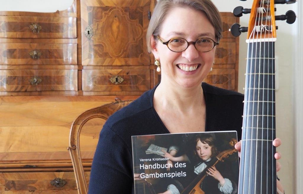 Verena Kronseder präsentiert ihr neues Handbuch