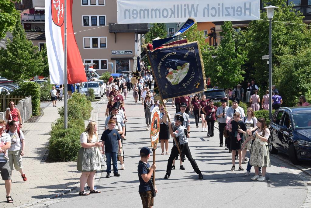 70. Jubiläum: Vereine bilden fulminanten Volksfesteinzug in Roding