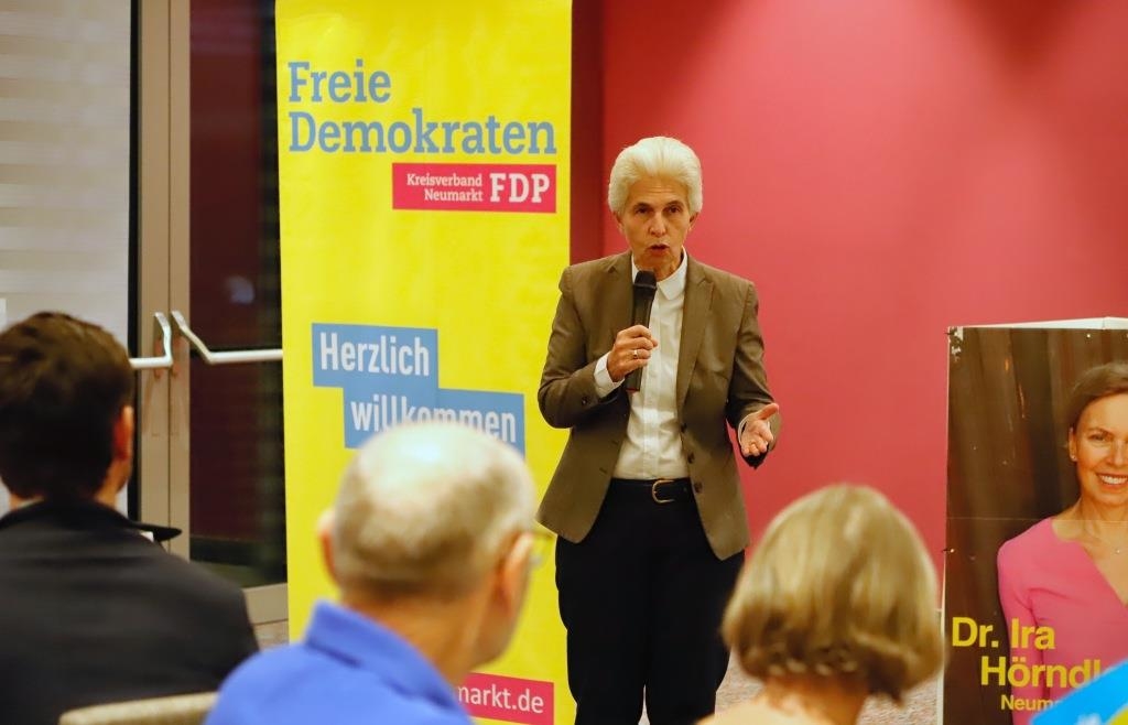 Strack-Zimmermann kämpft in Neumarkt für die Ukraine und die FDP