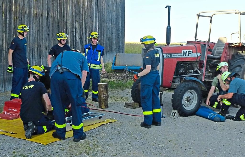 FF Penting übte mit dem THW und lernte, technische Möglichkeiten ...