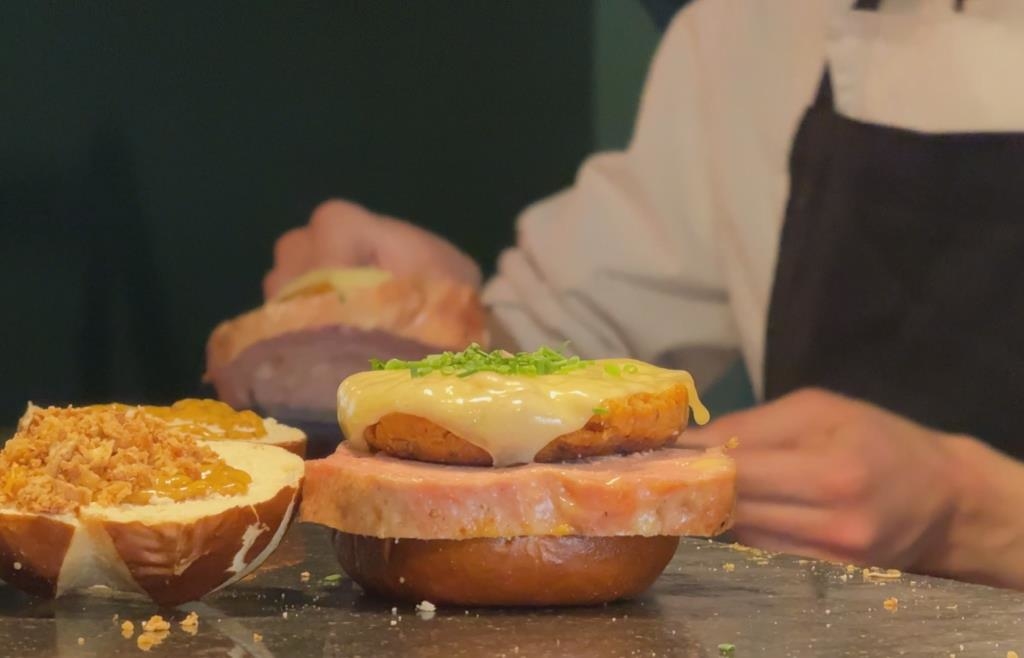 Karls Leberkas begeistert einen Monat nach Eröffnung die Regensburger ...