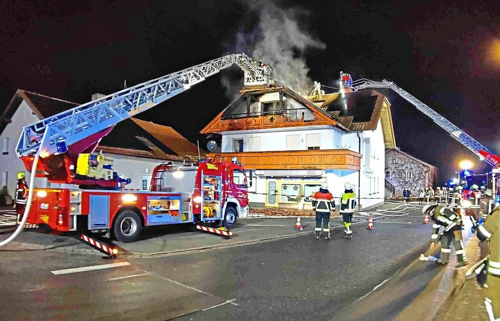 Großeinsatz der Feuerwehr bei Brand in Wohn- und Geschäftshaus in Radling