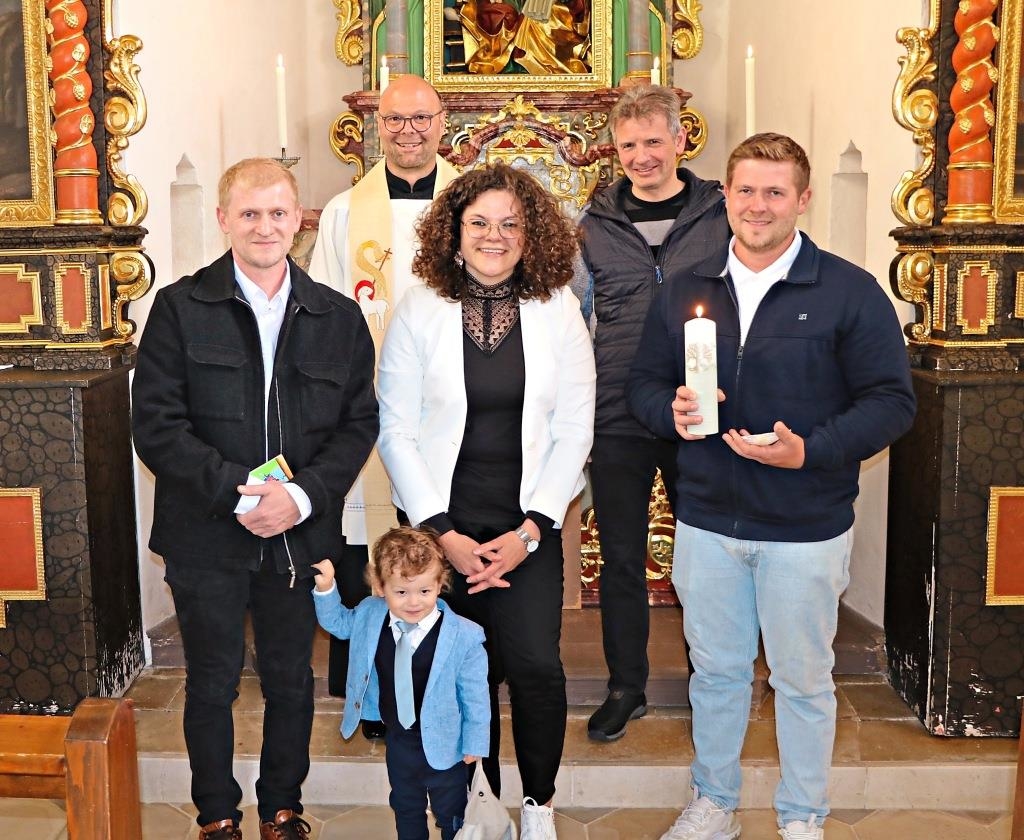 Leo Hansel aus Bad Kötzting empfängt in der St. Anna-Kapelle das ...