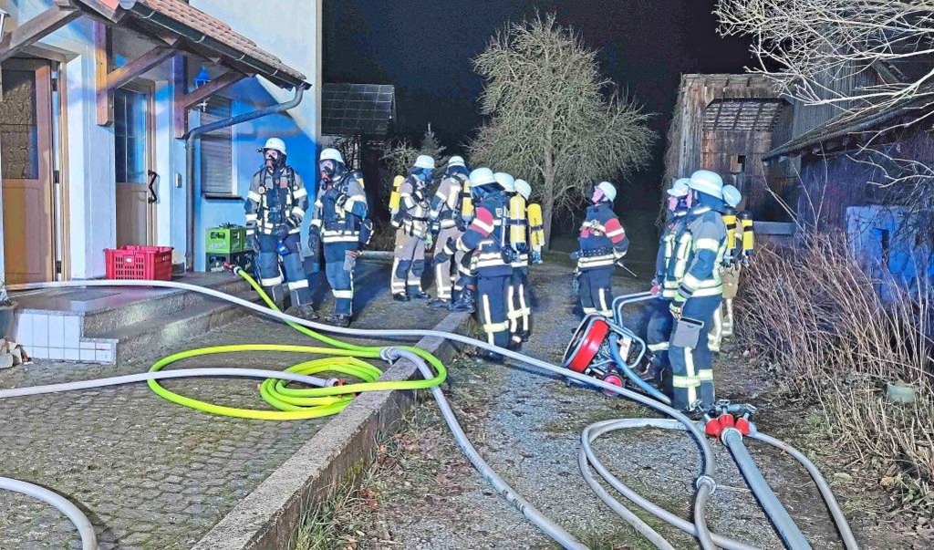 Großeinsatz der Feuerwehr bei Brand in Wohn- und Geschäftshaus in Radling
