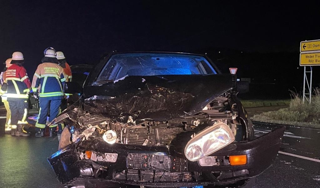 Schwerer Unfall auf der B22 bei Cham: Zwei Verletzte und Vollsperrung