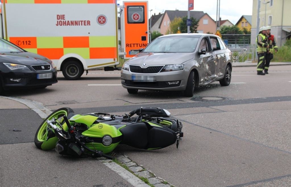 Unfall beim Abbiegen in Schwarzenfeld: Motorradfahrer (17) kommt mit Heli in Klinik