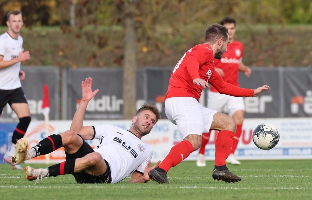 Der TB 03 Roding muss sich gegen den FC Sturm Hauzenberg mit Remis ...