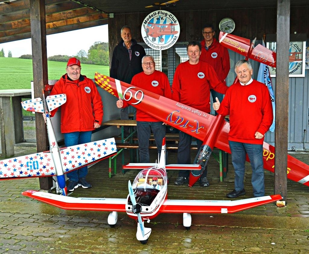 Modellflieger starten in die Luft