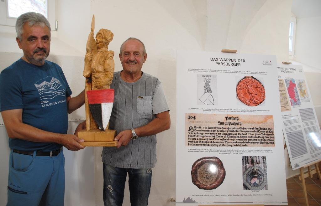 Hobbyschnitzer Albert Walter übergab ein Unikat für die Parsberger ...