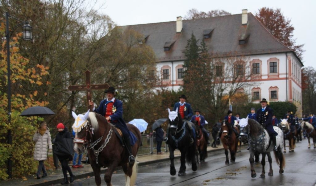147 Reiter beim Martiniritt in Miltach – besondere Ehre für Sepp Pielmeier