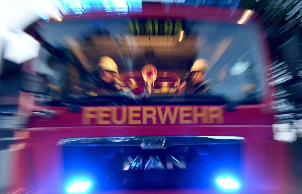 Brennender Roller setzt eine Scheune in der Gemeinde Deining in Brand