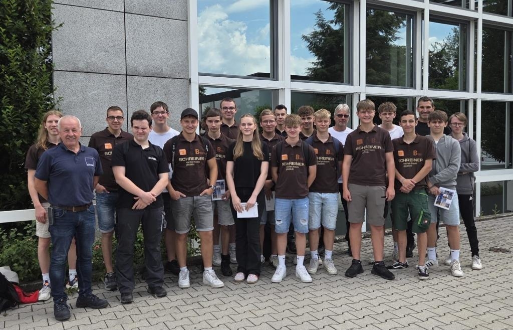 Schreiner-Azubis der Berufsschule Cham besuchen Fassadenbau Schindler ...
