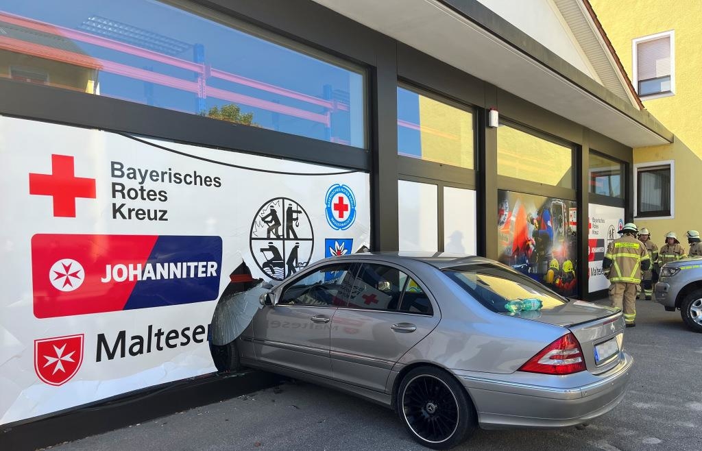 Gas mit Bremse verwechselt: 19-Jährige fährt in Schwandorf mit Auto in ...