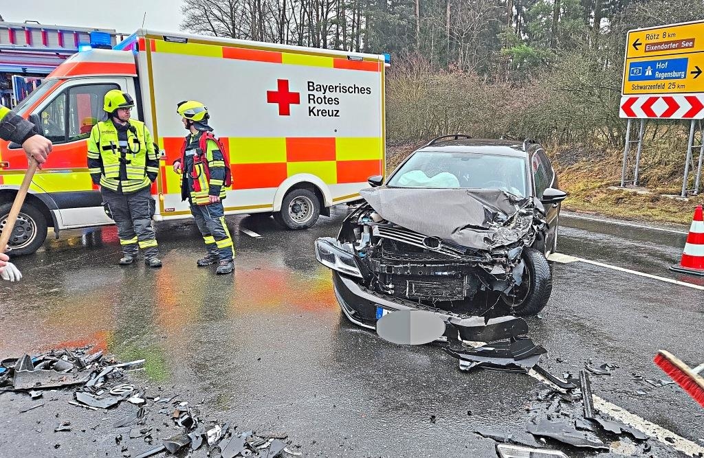 Vorfahrt missachtet: zwei Verletzte bei Unfall