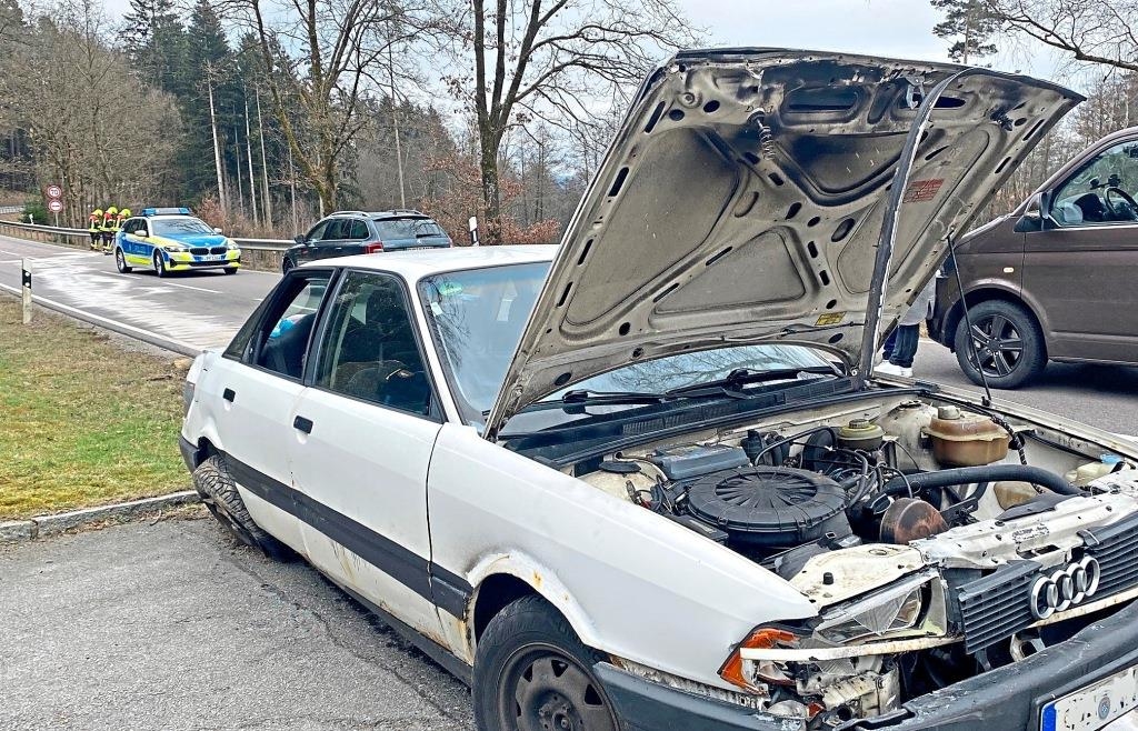 Ein Verletzter und hoher Schaden: Autofahrer schleudert bei Feßmannsdorf in Leitplanke