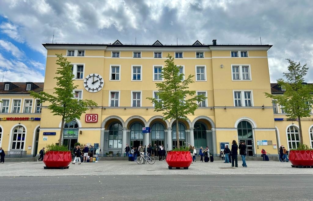 Mädchen (17) am Hauptbahnhof Regensburg ausgeraubt: Video überführt Gang