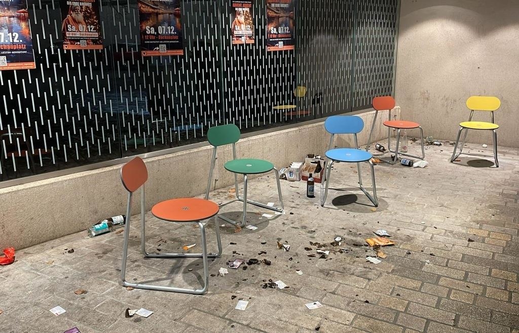 Kein Scherz: Vor Regensburgs Luxusklo stehen ab sofort acht bunte ...