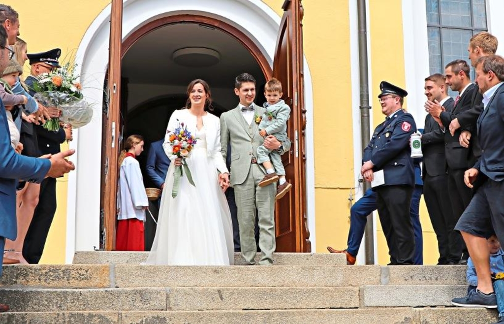Johanna und Patrick Schedlbauer haben sich in Blaibach das Ja-Wort gegeben