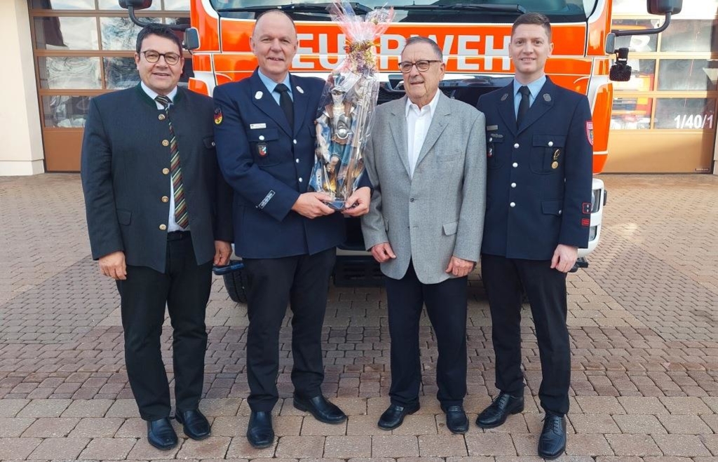 Privatmann spendet 1000 Euro für die Wackersdorfer Feuerwehr