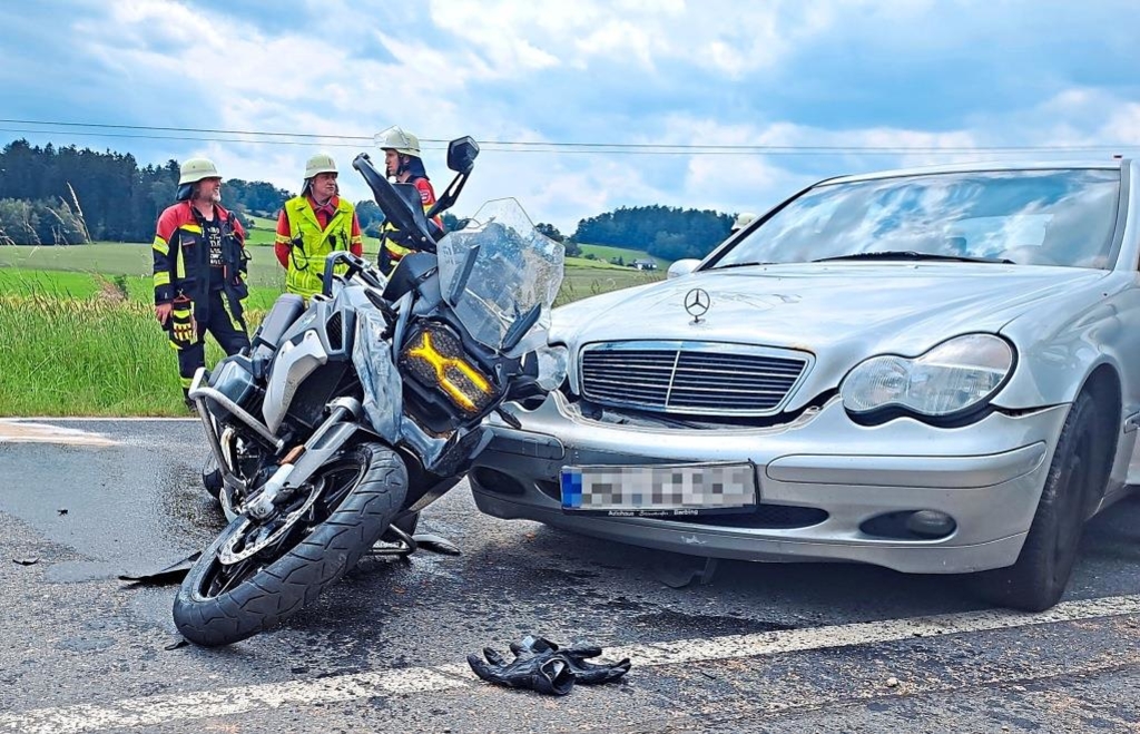 Senior (90) übersieht Motorradfahrer beim Abbiegen: Burglengenfelder schwer verletzt